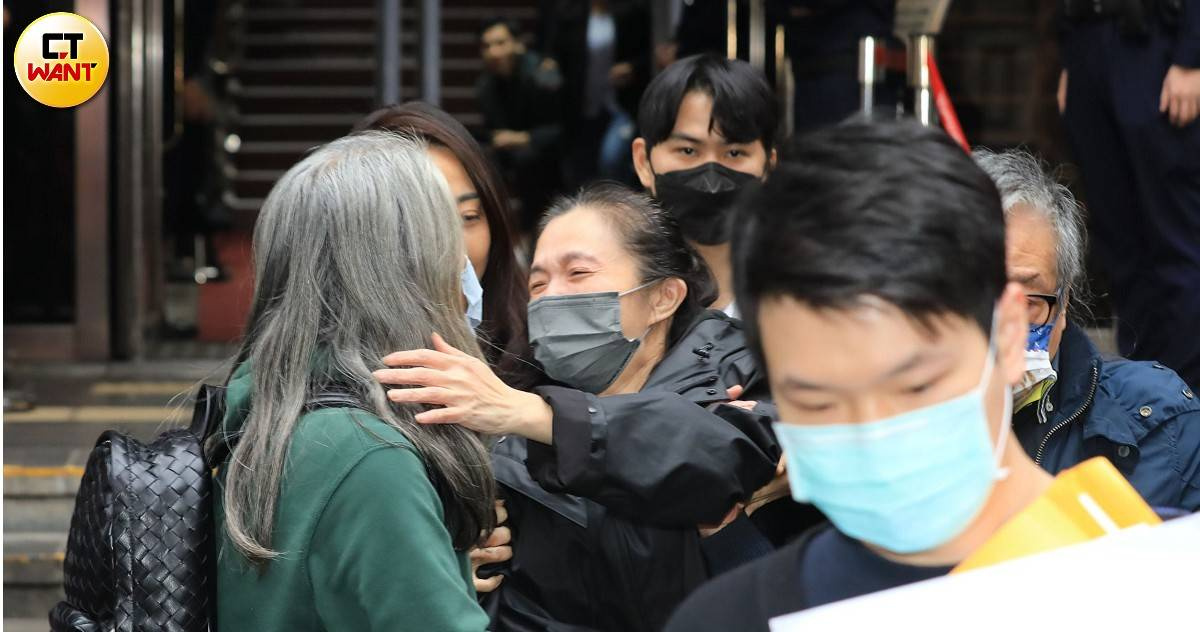 快訊／應曉薇交保完成！ 緩步下樓梯離開崩潰哭喊：我沒有做錯事 | 政治 | CTWANT