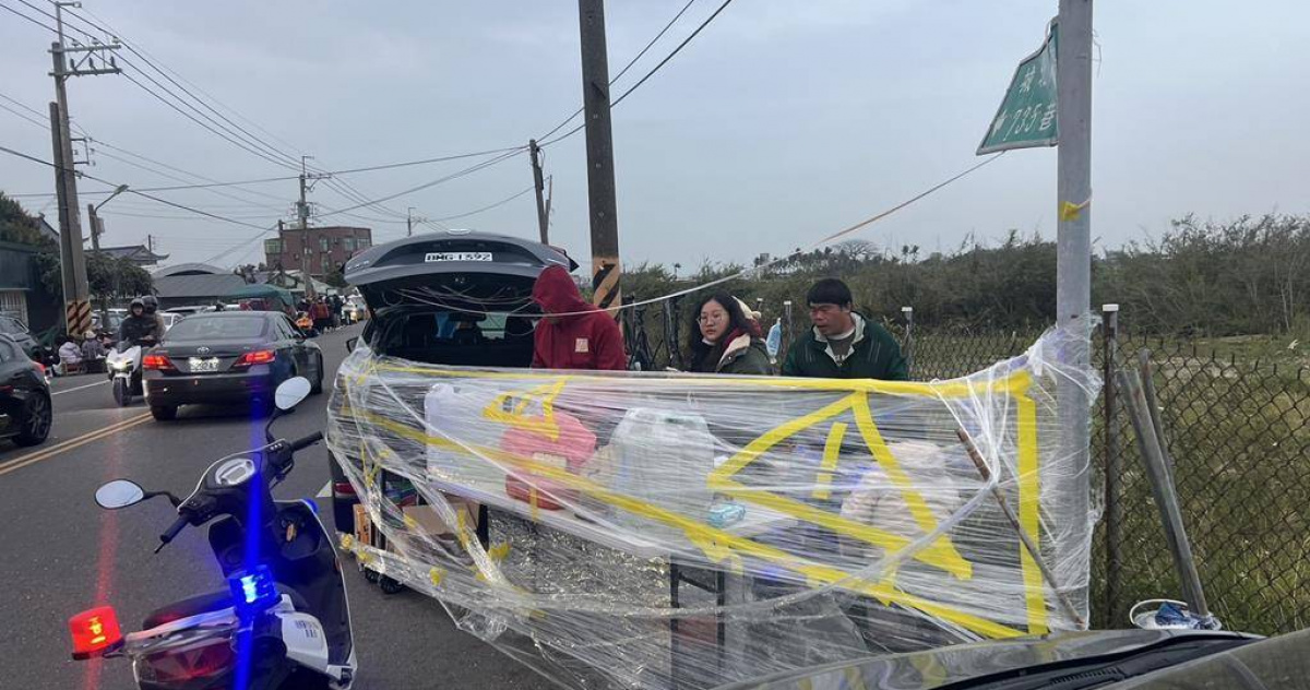 寒流大冷天看聖母廟煙火 民眾圍塑膠布禦寒遭檢舉「恥度很高」 | 社會 | CTWANT