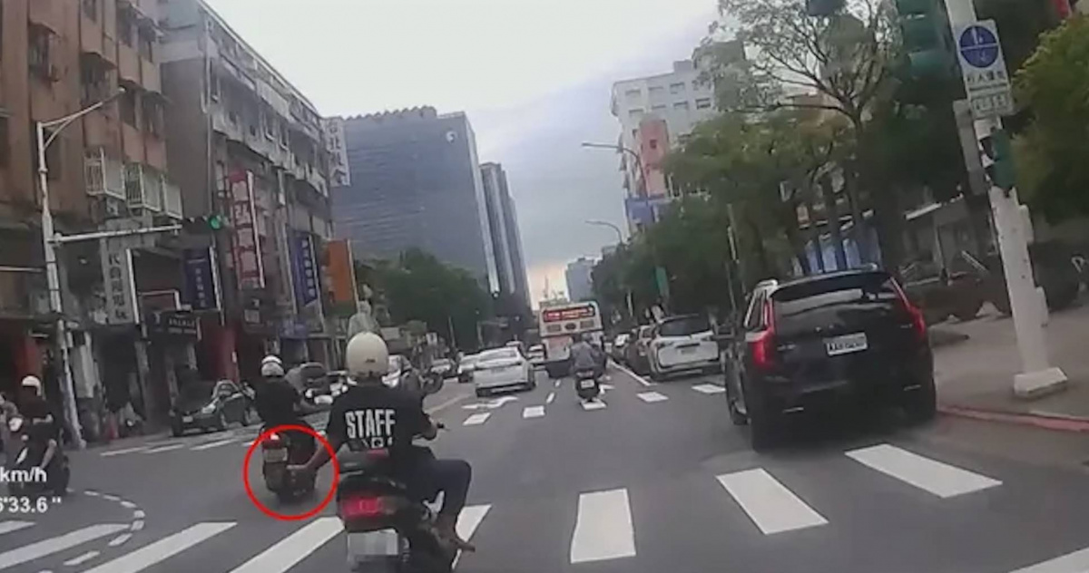 火辣內衣騎士現身南港街頭！ 阿伯狂比不雅手勢追車結局爆笑 | 社會 | CTWANT