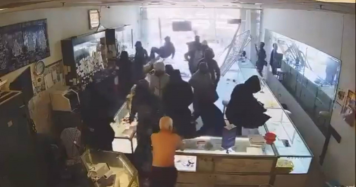 休旅車撞破珠寶店面搶劫 88歲老店主重傷倒地「氣血攻心中風」 | 國際 | CTWANT