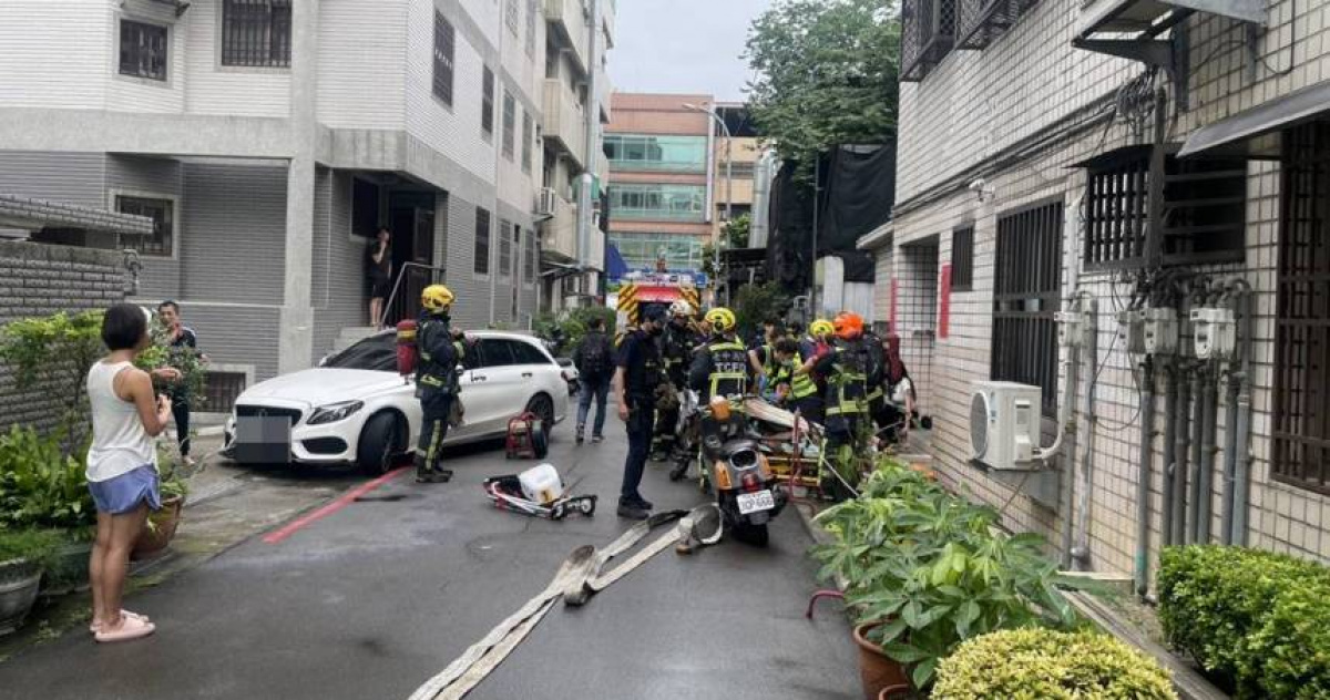 情侶吵架潑汽油 叼菸男嗆「不然點火」下秒燒成火球！勸架女竟是小三 | 社會 | CTWANT