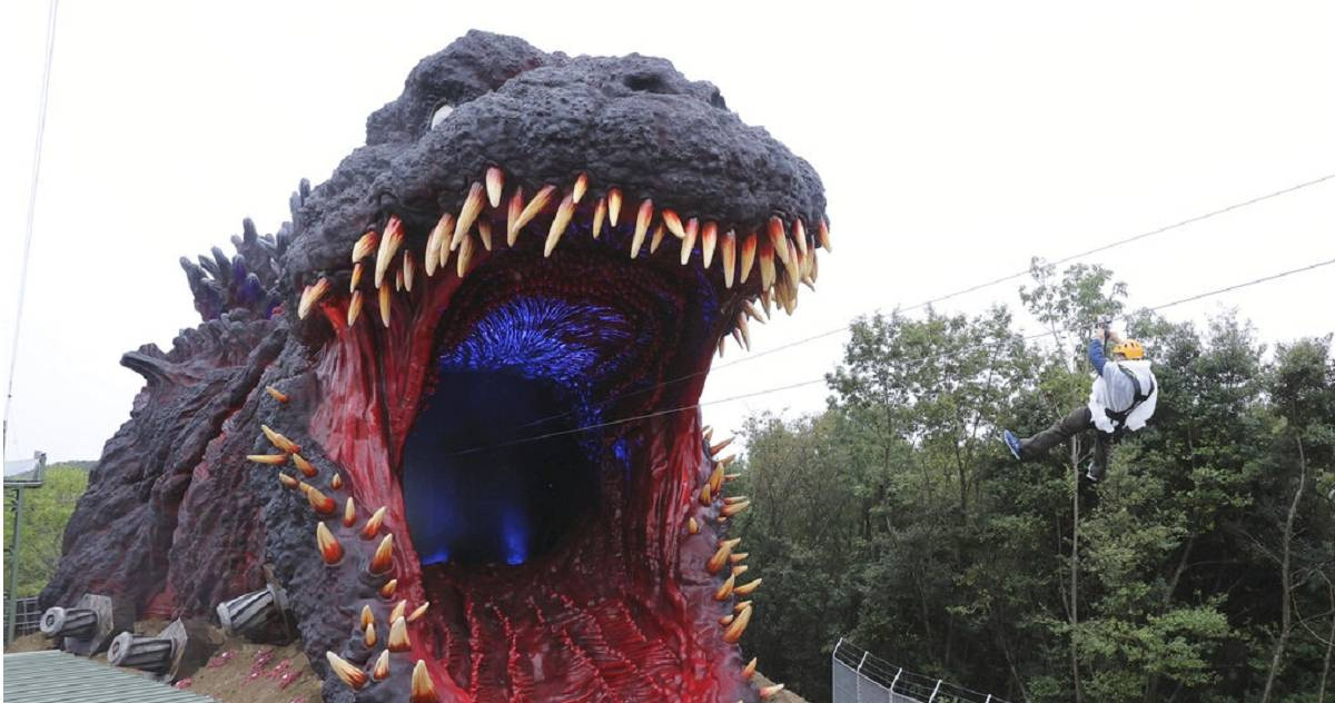 日樂園哥吉拉設施宣傳照紅了 3女子「這舉動」被網友吐槽笑：新迷因 | 國際 | CTWANT