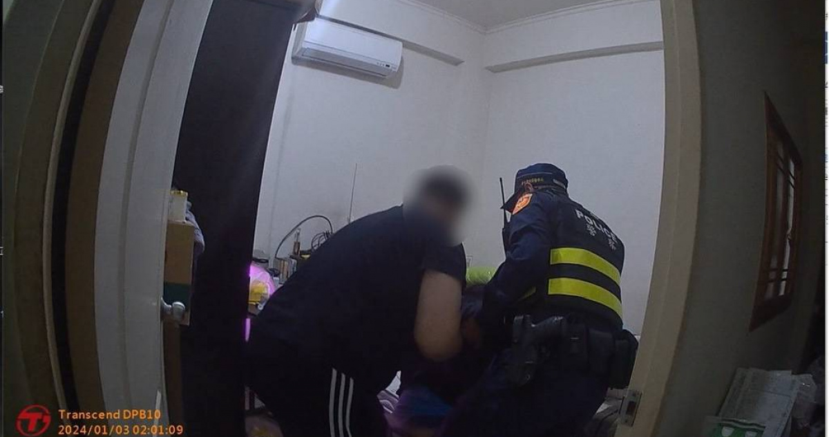 夜半牆壁敲聲惱人！ 查明原因竟是6旬翁遭困 | 社會 | CTWANT