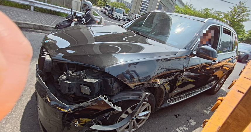 BMW擦撞拖板車！ 捲入內輪差「左側全毀」慘況曝 | 社會 | CTWANT
