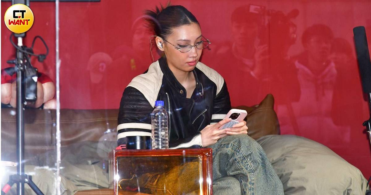 Karencici玻璃屋待24小時秀日常 ØZI驚喜探班送生日蛋糕 | 娛樂 | CTWANT