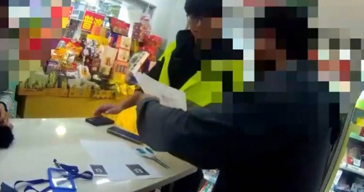 口罩男超商「做美勞」剪工作證 蘆洲警眼尖逮2車手追回19萬 | 社會 | CTWANT