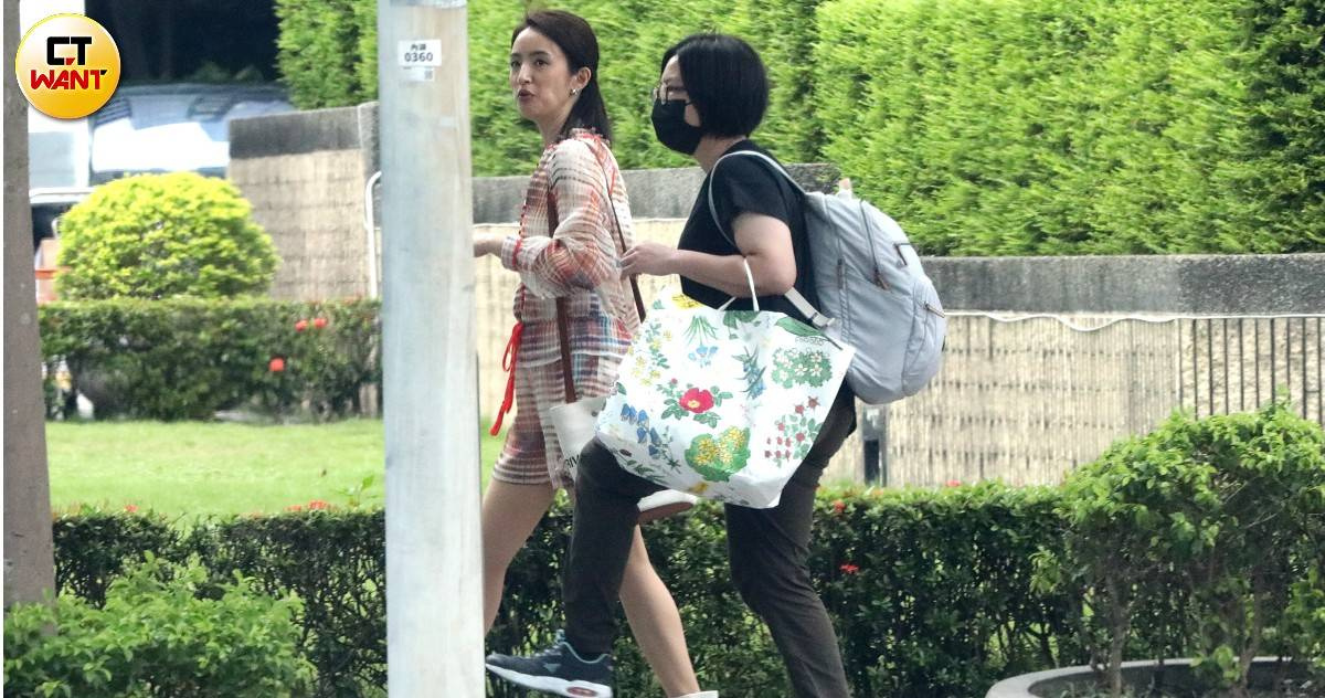 放鬆一下1／林依晨路邊換穿平底鞋 把握Me Time散步逛家具 | 娛樂 | CTWANT