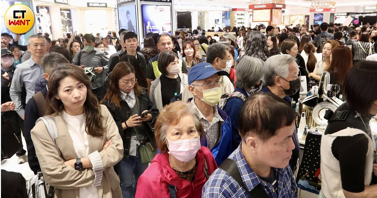 今年最便宜的遠東SOGO週年慶今日開打！一樓化妝品擠爆排隊中、3C家電、庫洛米來店禮通通瘋搶！ | 生活 | CTWANT