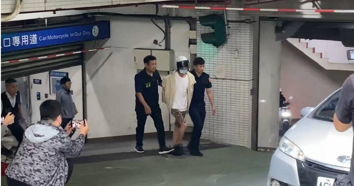 賓士男AIT狂按喇叭、衝撞總統府花台 警移送北檢不發一語 | 社會 | CTWANT