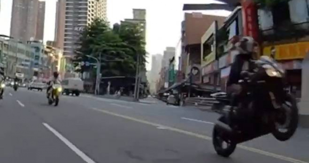 疑「北宜路過姊」玩命翹孤輪炫技 新店警怒調查最重罰3萬6000元 | 社會 | CTWANT