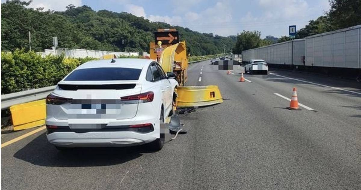 300萬奧迪e-tron國道失神猛撞緩撞車 車頭全毀慘賠數百萬 | 社會 | CTWANT