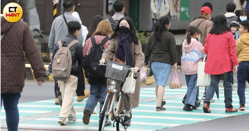 未來一周「上沖下洗」！熱雨區曝光 1圖秒懂228連假天氣…高溫達30°C | 生活 | CTWANT