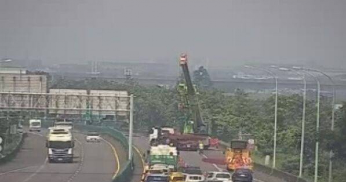 嘉義台82鋼樑驚險掉落！ 車道封閉回堵2小時驚悚瞬間曝光 | 社會 | CTWANT