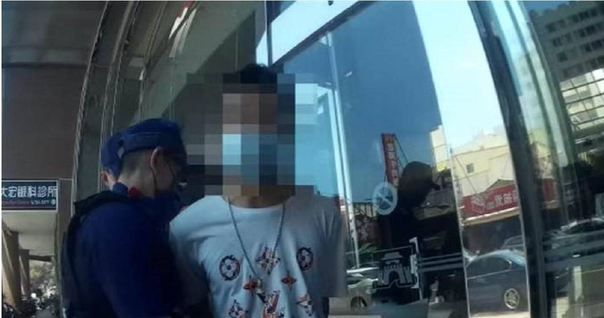 詭異男銀行門口徘徊 員警加強宣導意外查獲通緝犯 | 社會 | CTWANT