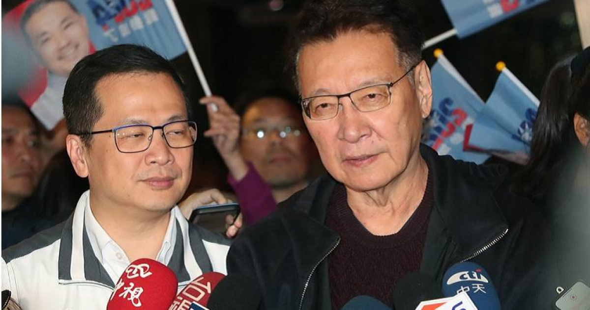 趙少康陪羅智強掃街 他鬧場喊「來辯論」慘被壓制上銬 | 政治 | CTWANT