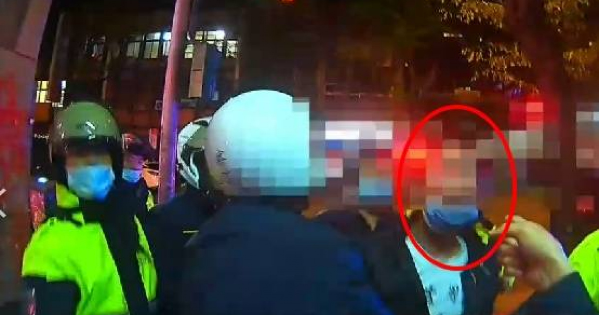 不滿他自家門口噴漆！醉男大鬧飆警 下場慘了 | 社會 | CTWANT