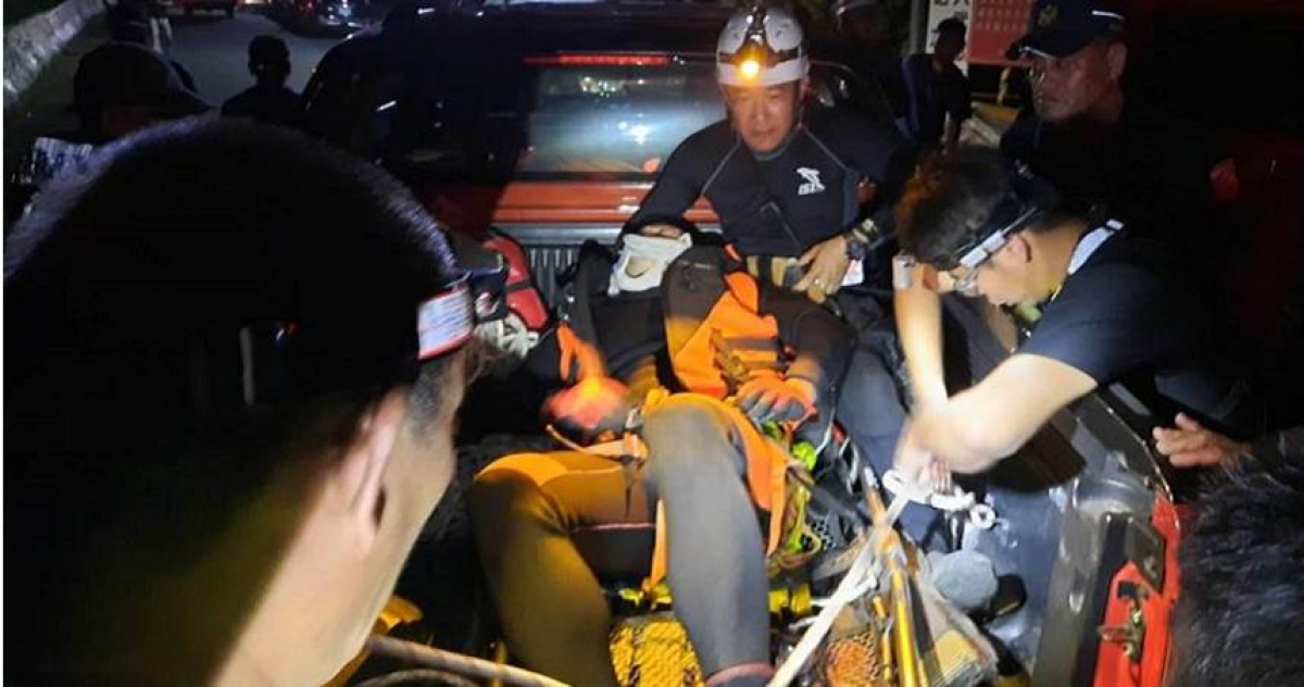 男溯溪墜落水面困屏東飛龍瀑布 消防員上登配合繩索搶救 | 社會 | CTWANT