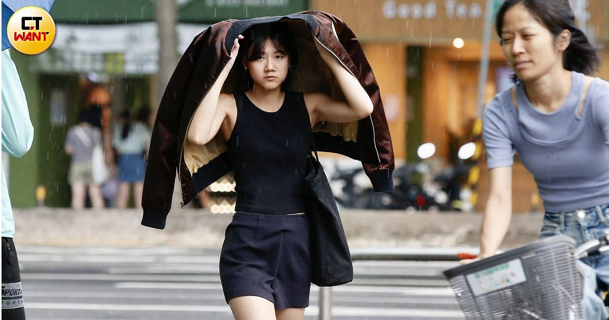 豪雨下不停「這日」後天氣才趨穩！ 下周二前有熱帶系統發展機會 | 生活 | CTWANT