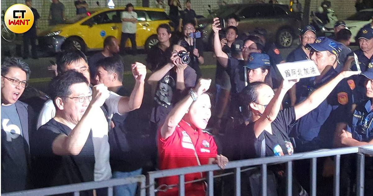 歷經12小時訊問！柯文哲凌晨抵北檢 小草與柯黑叫囂爆口角衝突 | 社會 | CTWANT