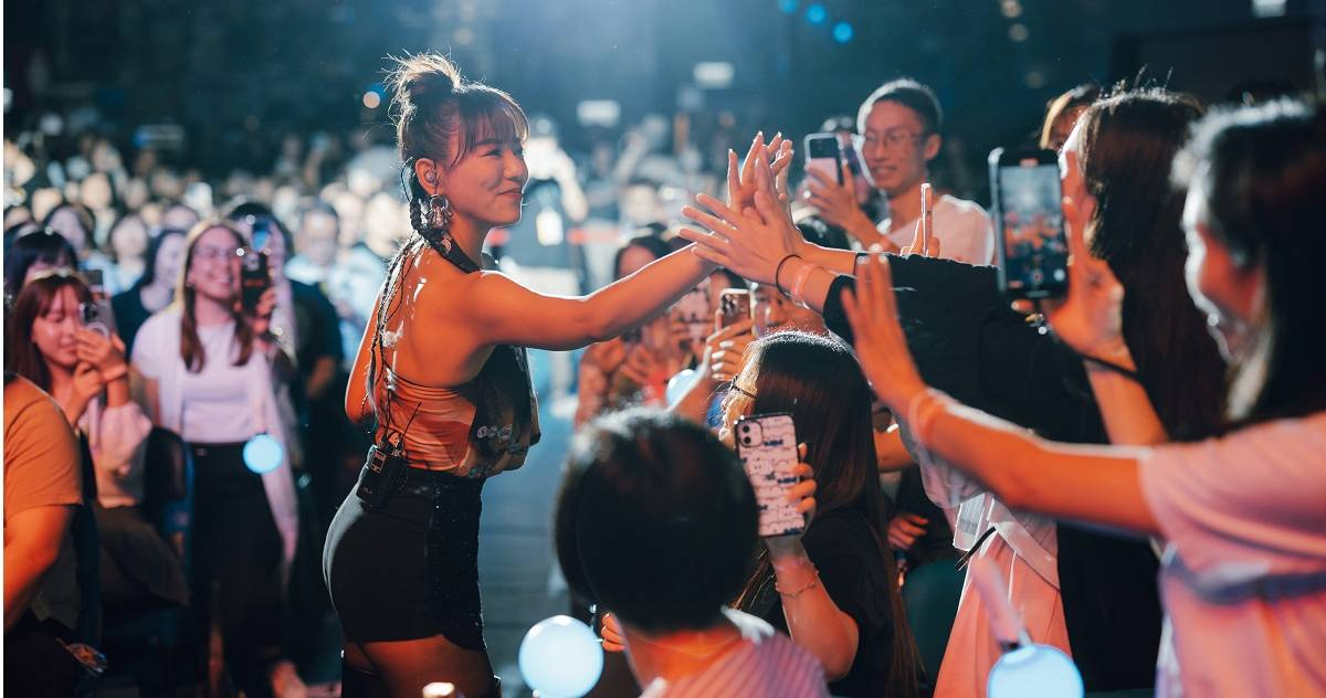 丁噹深V露背造型辣翻 被全場觀眾一舉動惹哭 | 娛樂 | CTWANT