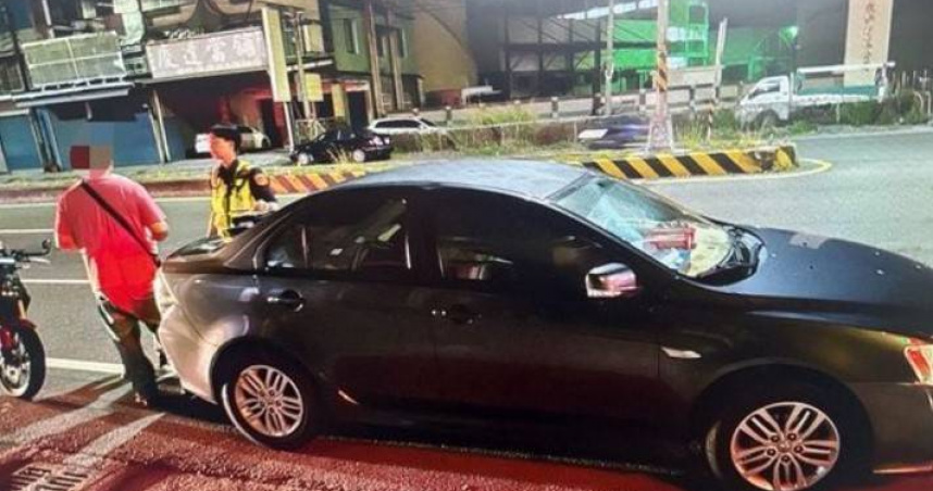 疑超車比中指！高雄轎車怒逼停黃牌重機理論 警當和事佬緩頰 | 社會 | CTWANT