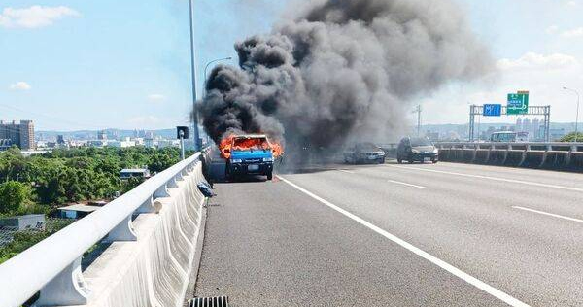 國道驚魂！小貨車載樹枝突起火 桃園路段火勢瞬間蔓延 | 社會 | CTWANT