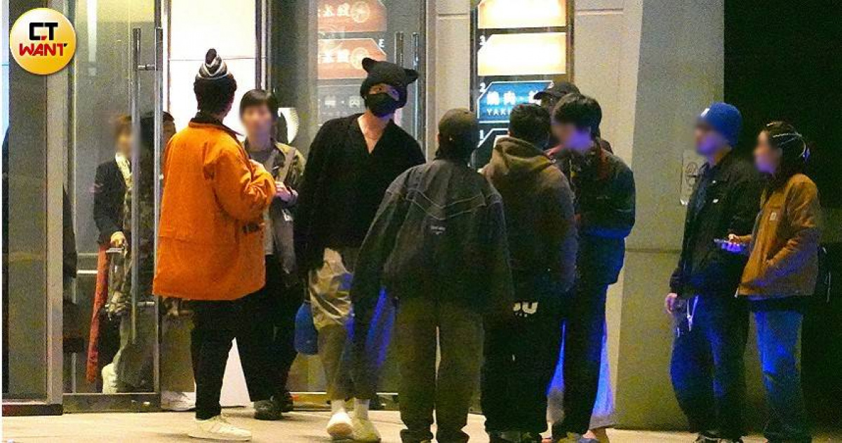 潮男裝可愛1／「信義媽祖」柯震東出巡 身旁女伴甩矜持狂做「這事」 | 娛樂 | CTWANT