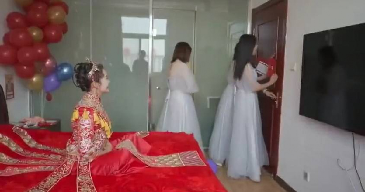 大力出奇蹟！伴娘擋門不讓接親「給紅包才開門」 伴郎「一招」順利進門後秒尷尬 | 國際 | CTWANT