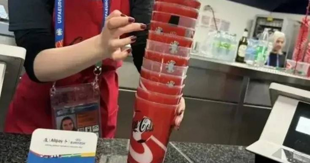 響應環保…男童看歐洲盃撿杯子 2分鐘爽賺4500元 | 國際 | CTWANT