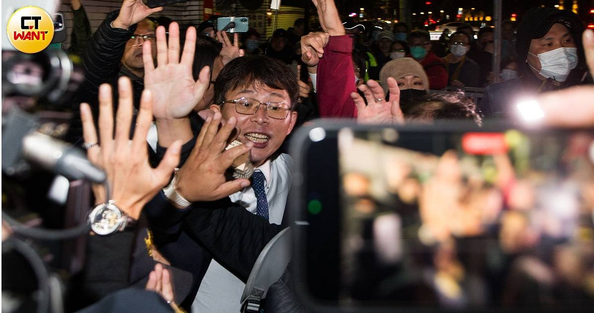 快訊／柯文哲延押庭將開！小草被阻喊「要旁聽」 黃國昌與警爆衝突：戒嚴？ | 政治 | CTWANT