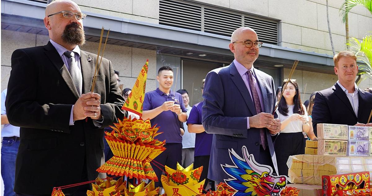 比台灣人還懂拜！AIT普渡超講究 供品竟出現香菜多力多滋、綠色乖乖 | 生活 | CTWANT