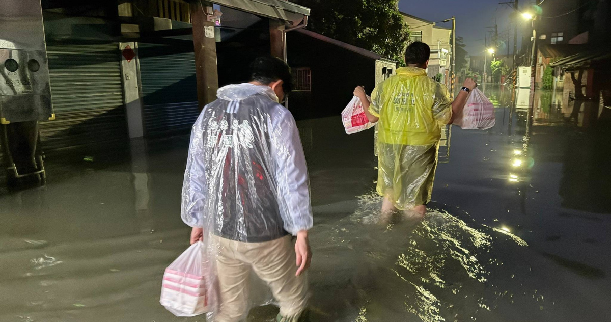台南災民困淹水！綠委涉水送700戶便當 網見品牌歪樓：懂吃 | 政治 | CTWANT